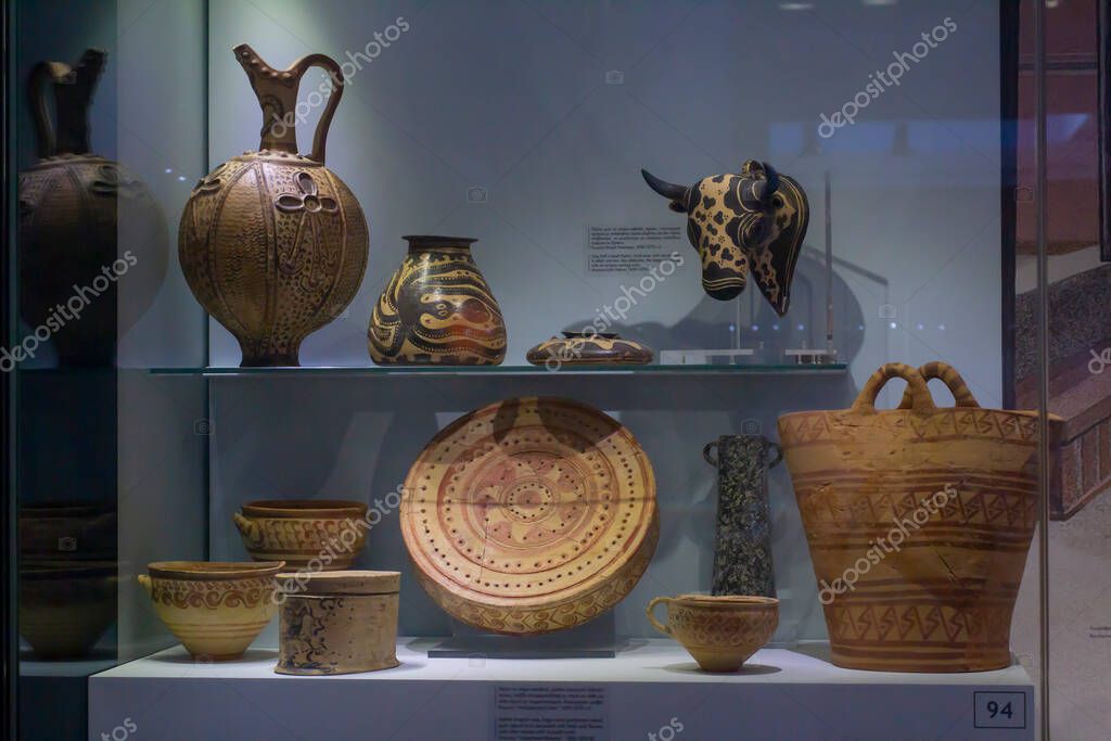 Rhyton cabeza de toro de arcilla, aguamanil ritual con nudos sacros en ...