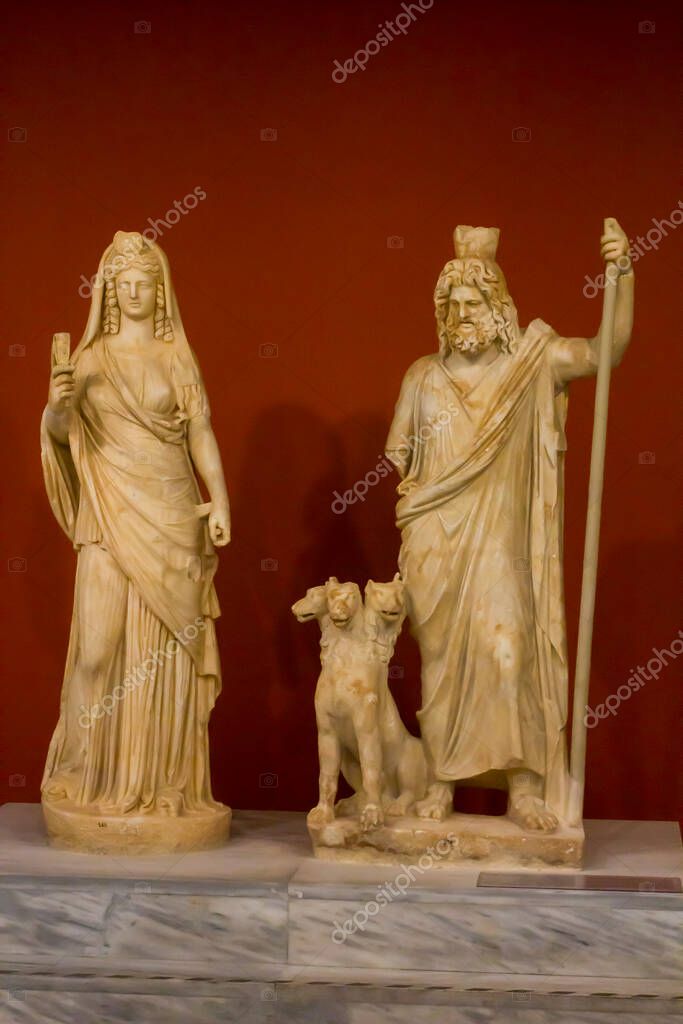 Grupo de estatuas con dioses Plutón y Perséfone representadas como las ...