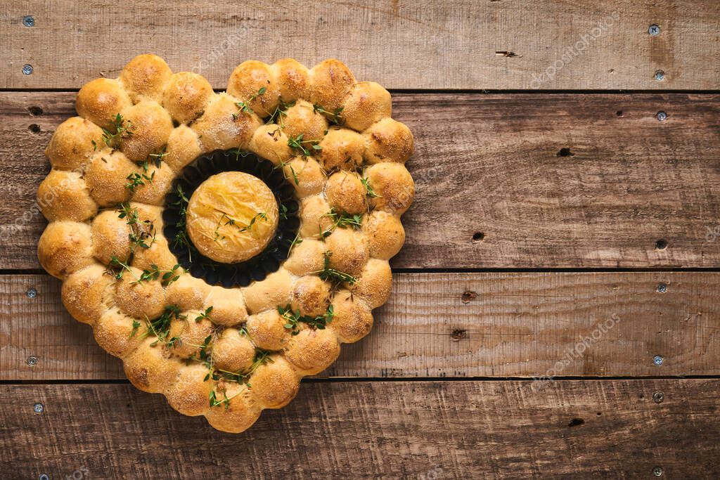 Queso camembert asado y pan casero en forma de corazón y tomillo sobre ...