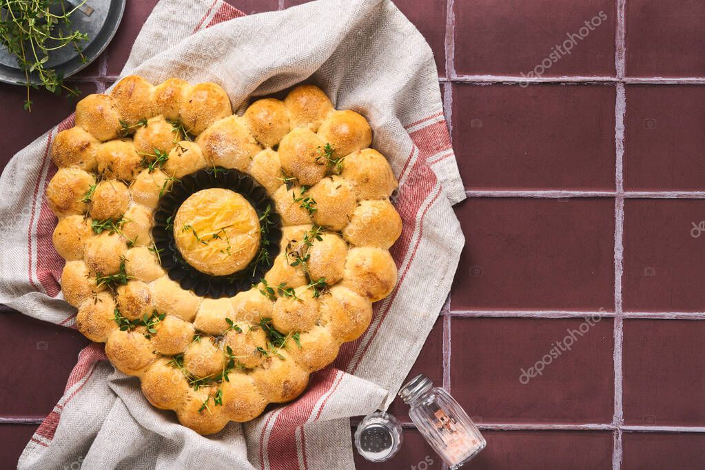 Queso camembert asado y pan casero en forma de corazón y tomillo sobre ...