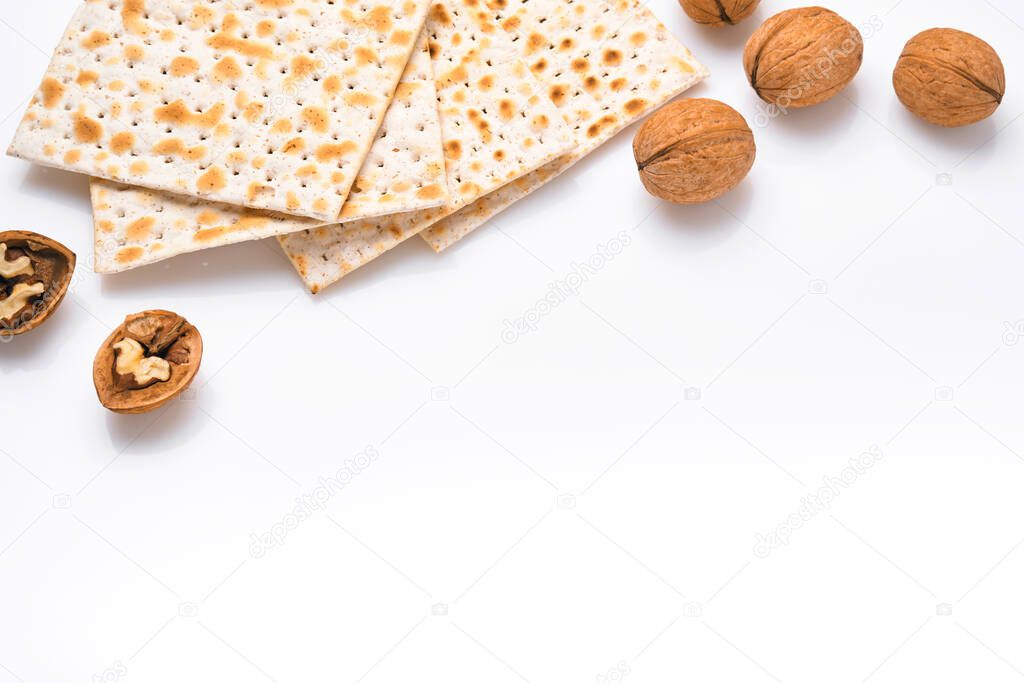 Matzah y nuez. Pan judío ritual tradicional sobre fondo blanco aislado ...