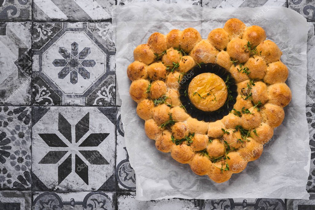 Queso camembert asado y pan casero en forma de corazón y tomillo sobre ...
