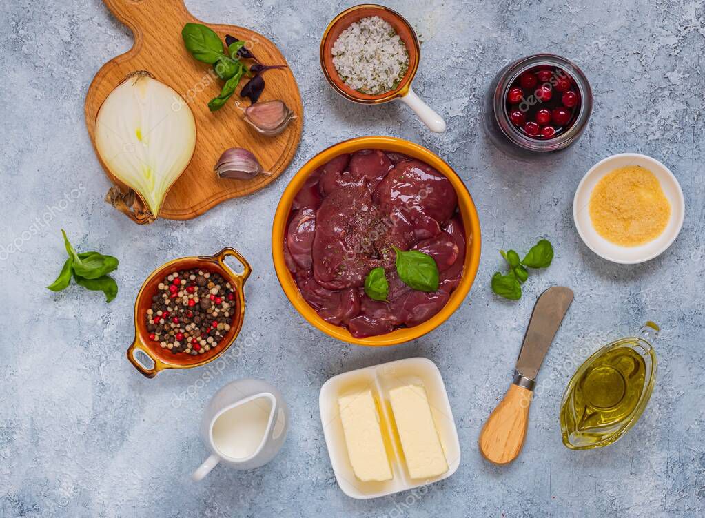 Ingredientes preparados para cocinar paté de hígado de pollo con jalea ...