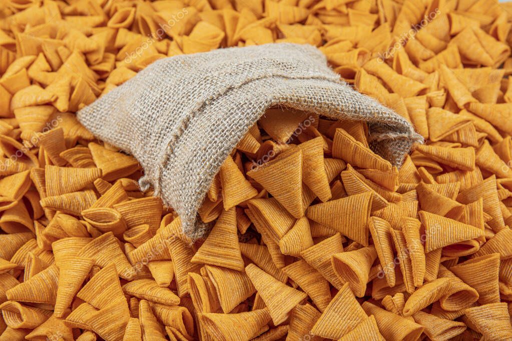 Porción de galletas en forma de cono en forma de tornado snack. Papas ...