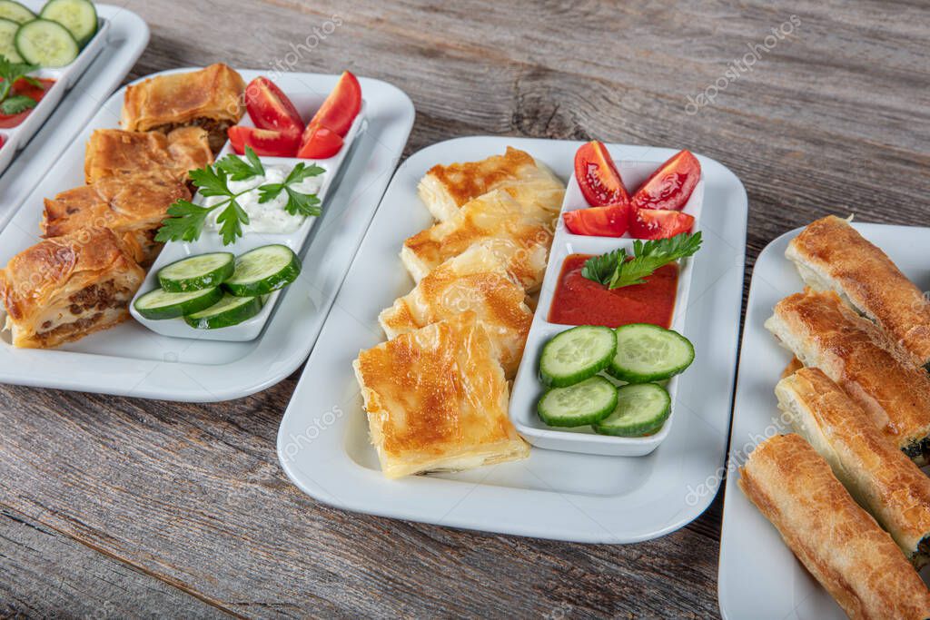 Borek variedades de la cocina turca que sirven platos en la mesa de ...