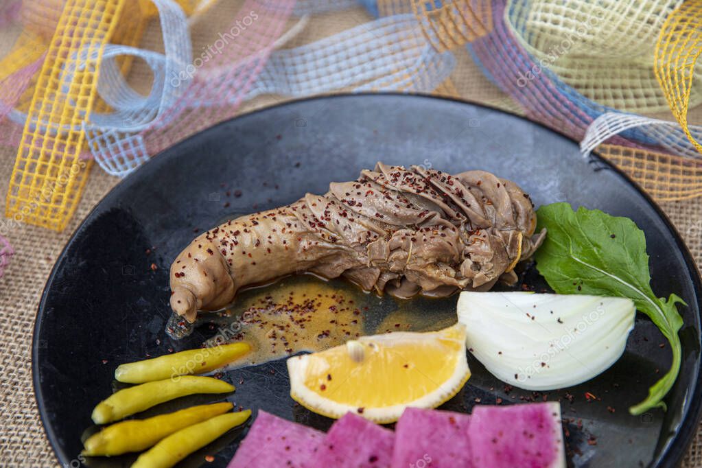 Arroz tradicional turco relleno o comida de despojos sobre la mesa en ...