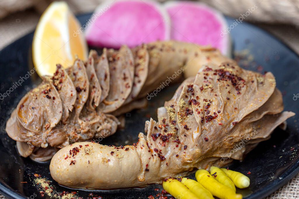 Arroz tradicional turco relleno o comida de despojos sobre la mesa en ...