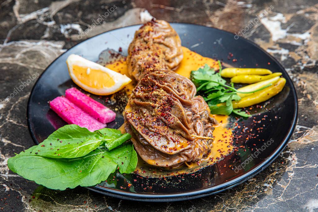Arroz tradicional turco relleno o comida de despojos sobre la mesa en ...
