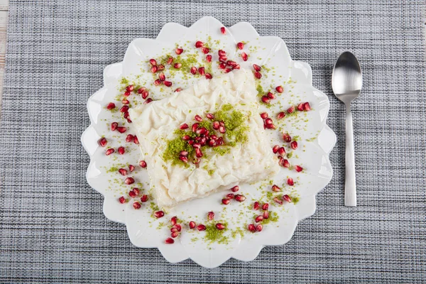 Postre tradicional turco del Ramadán Gullac sobre la mesa. Está hecho ...