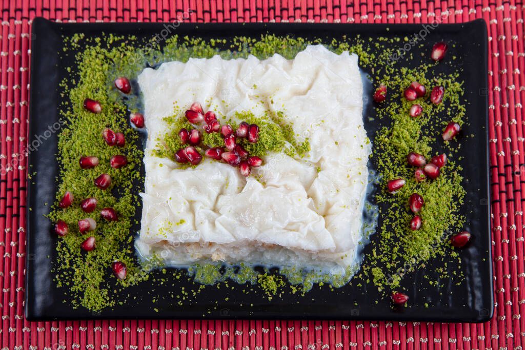 Postre tradicional turco del Ramadán Gullac sobre la mesa. Está hecho ...
