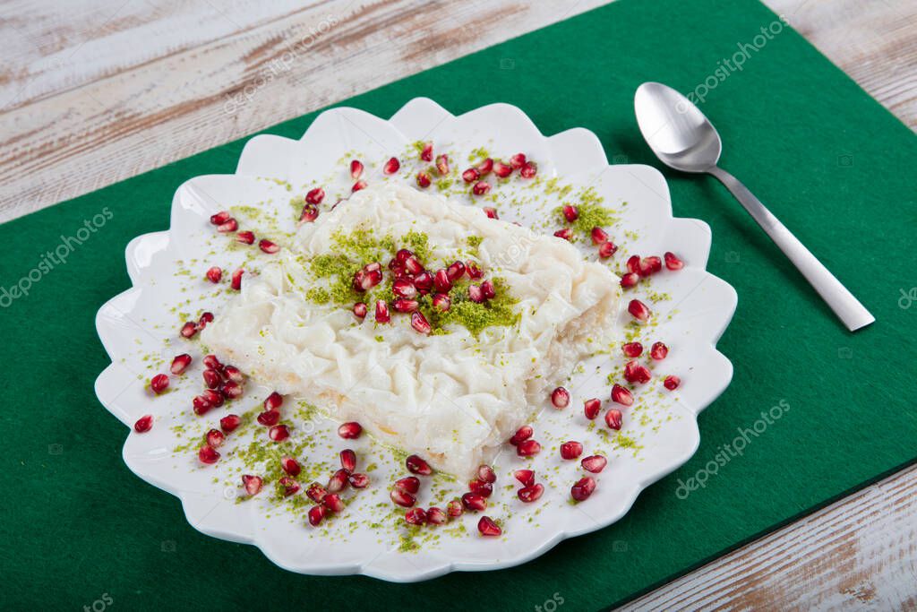Postre tradicional turco del Ramadán Gullac sobre la mesa. Está hecho ...
