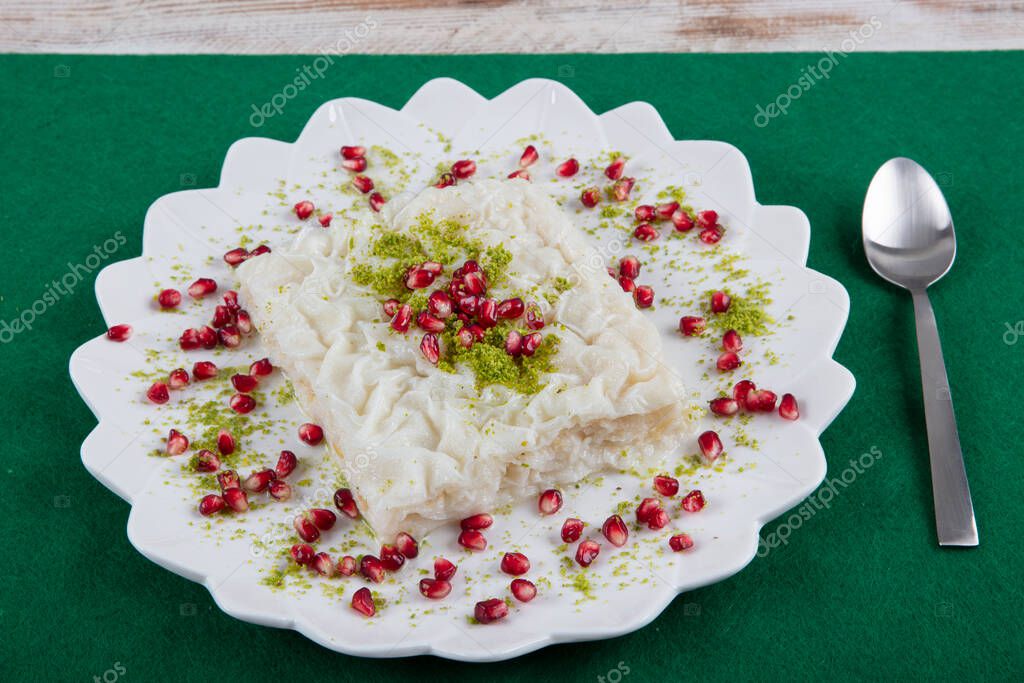 Postre tradicional turco del Ramadán Gullac sobre la mesa. Está hecho ...