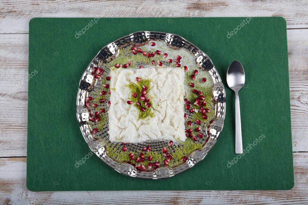 Postre tradicional turco del Ramadán Gullac sobre la mesa. Está hecho ...