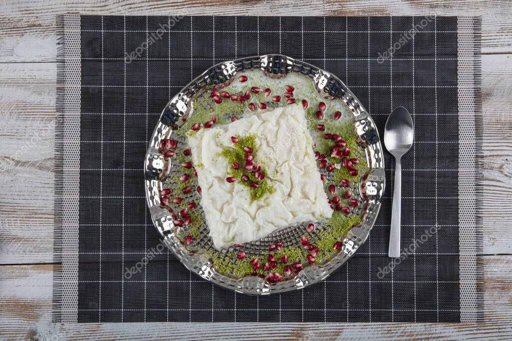 Postre tradicional turco del Ramadán Gullac sobre la mesa. Está hecho ...
