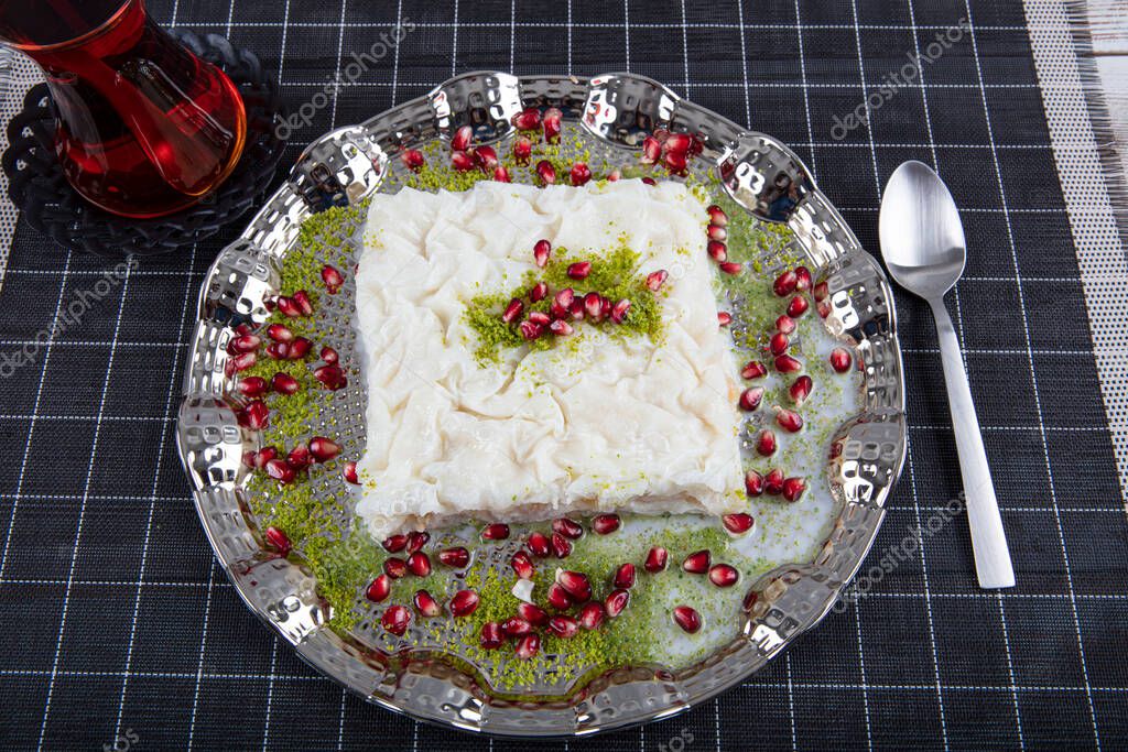 Postre tradicional turco del Ramadán Gullac sobre la mesa. Está hecho ...
