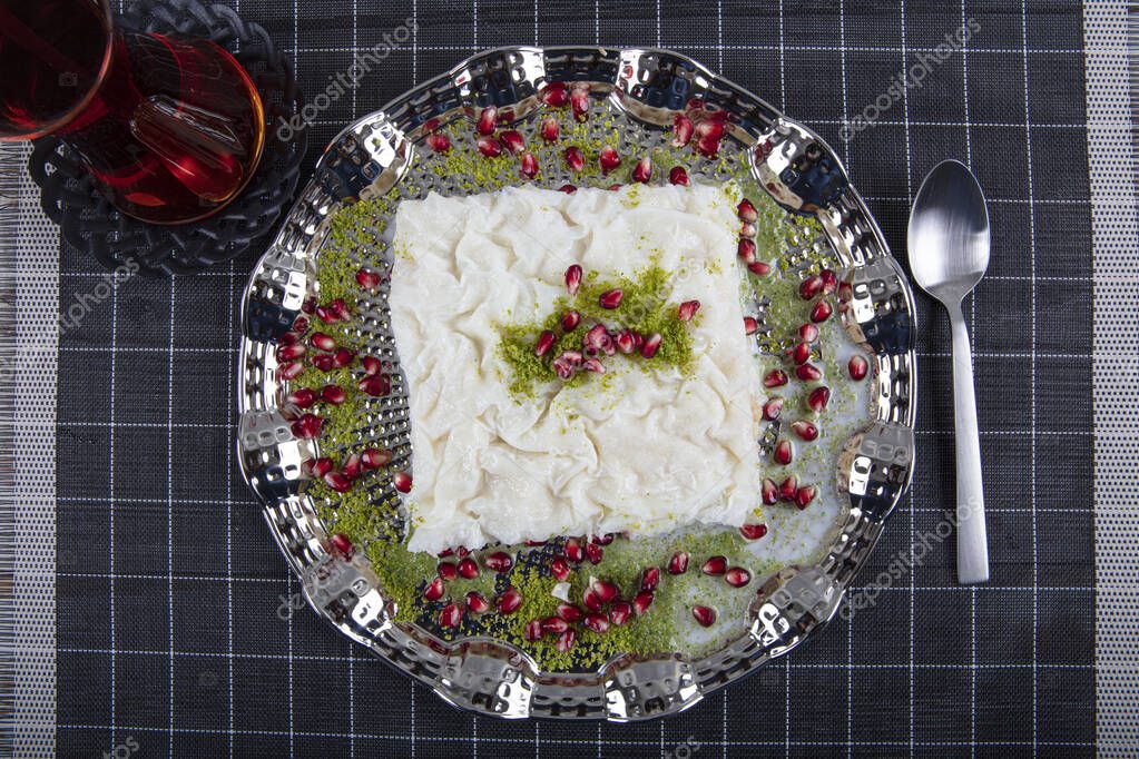Postre tradicional turco del Ramadán Gullac sobre la mesa. Está hecho ...