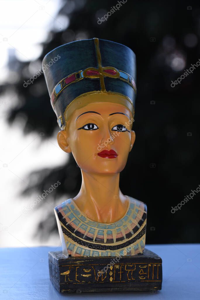 Recuerdo de cerámica que representa a la reina Nefertiti de Egipto en ...