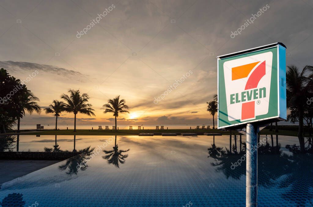 7-Eleven letrero de la tienda bandera alta 7-11 Bangkok, Tailandia ...