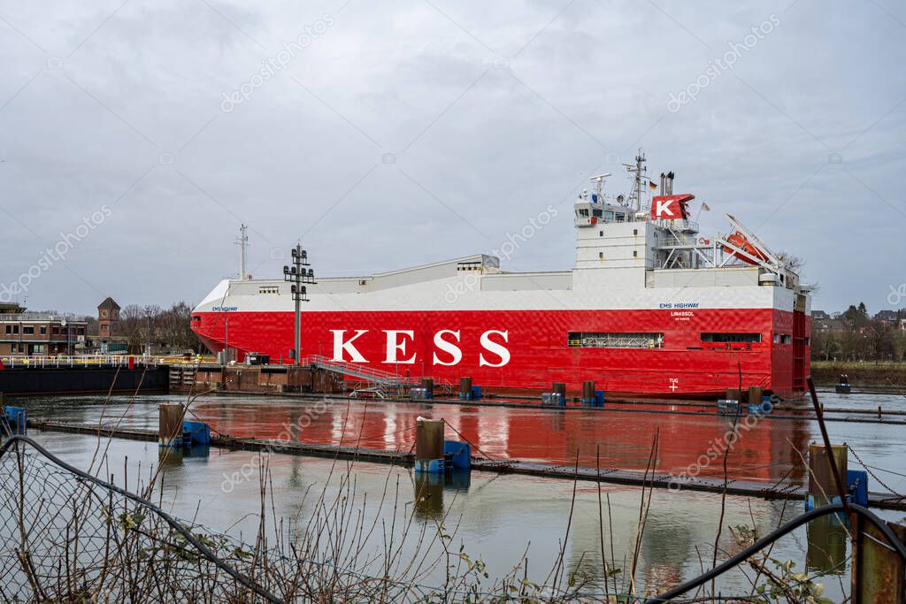 Un buque marítimo está entrando en el Canal de Kiel desde el Mar ...