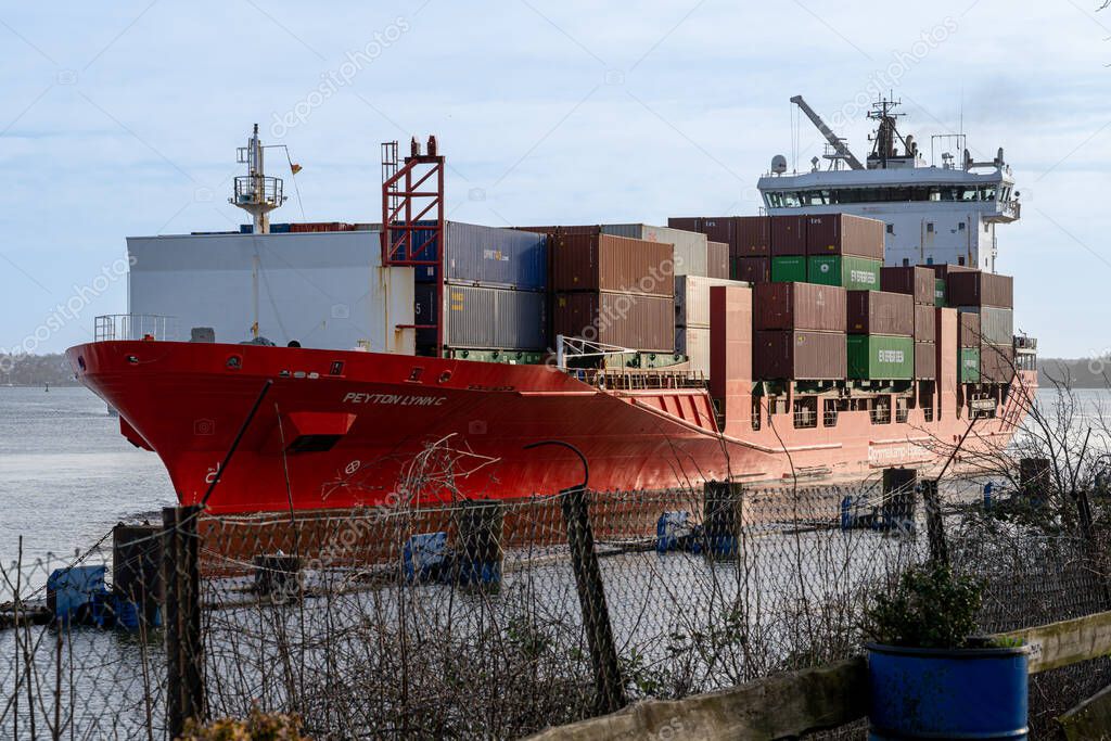Un buque marítimo está entrando en el Canal de Kiel desde el Mar ...