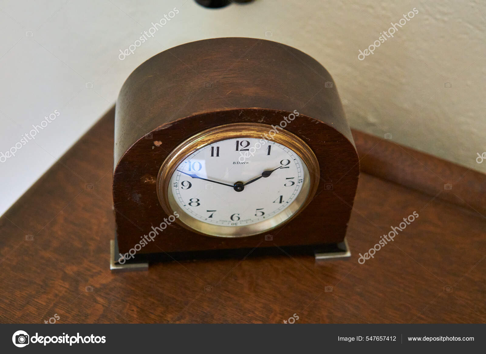 Masanın Üzerinde Klasik Tahta Saat — Stok Foto © Amywhy #547657412