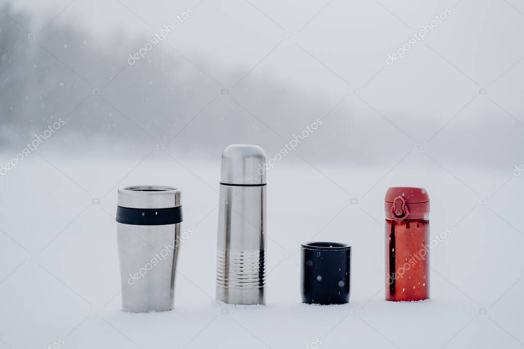 Un conjunto de termos de diferentes tamaños y formas. Platos para ...