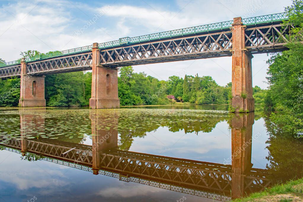 Una noche de junio con maravillosas reflexiones en Cooks Pond Viaduct ...