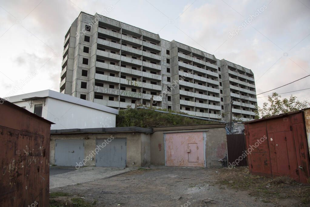 VLADIVOSTOK, RUSIA - 03 / 09 / 2021 un soviético abandonado vacío ...