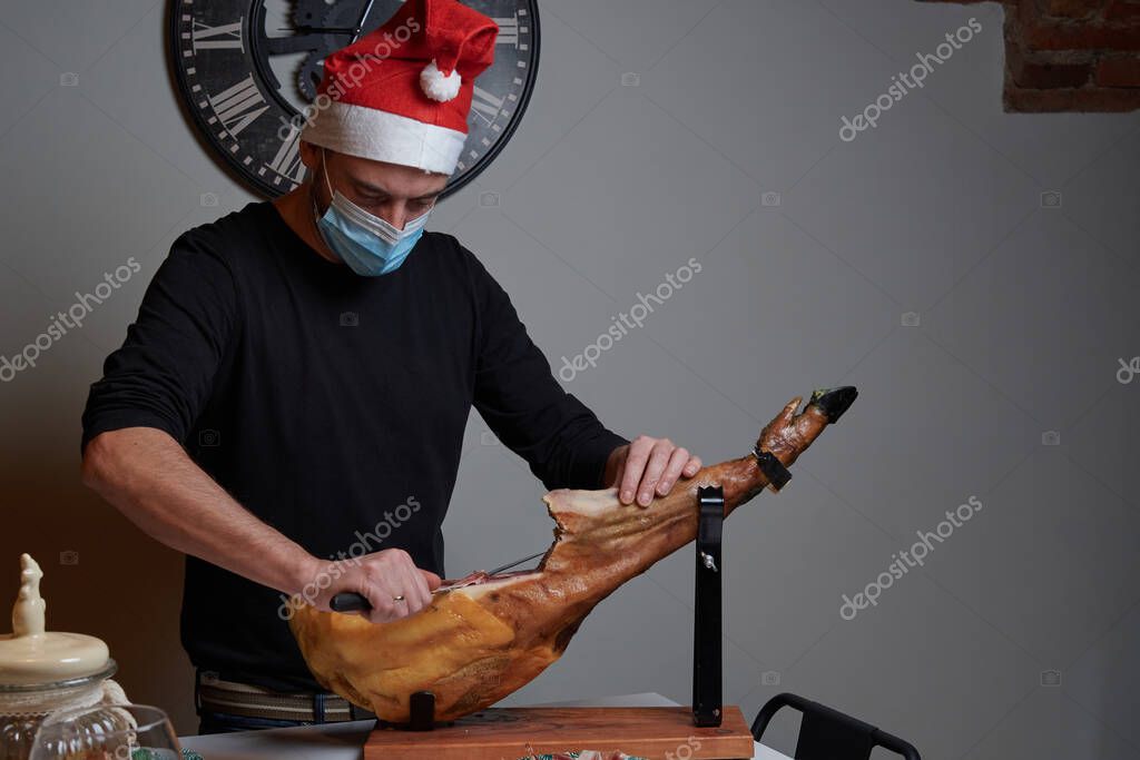 Cortador profesional de jamón con mascarilla protectora y sombrero de ...