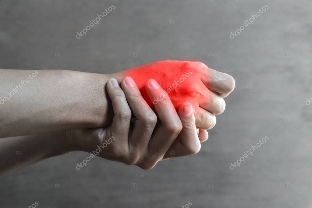 Dolor en la mano del joven del sudeste asiático. Concepto de dolor de ...