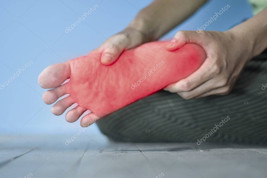 Sensación de hormigueo y ardor en los pies de un joven asiático con ...