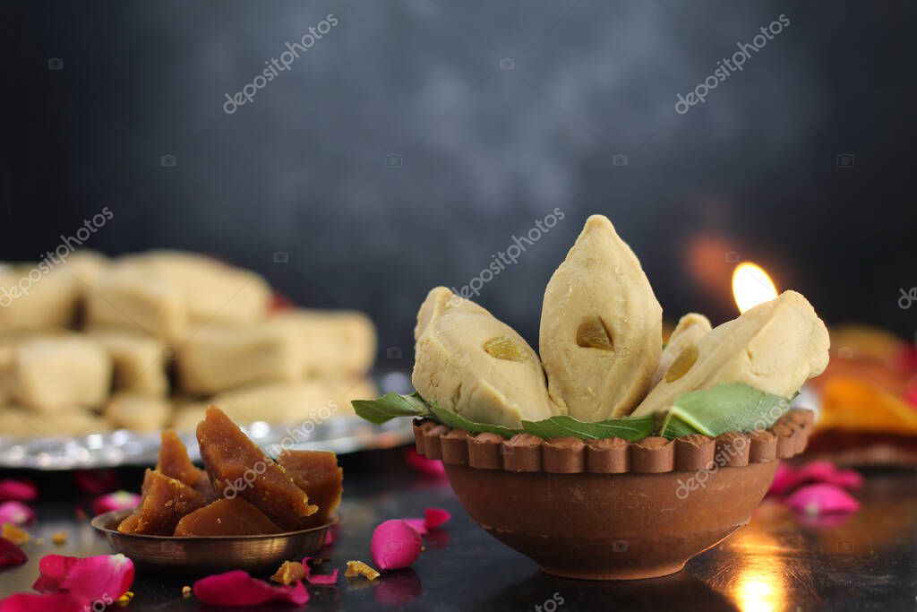 Brown Pera o pedha es un dulce indio hecho con azúcar de khoa y ...