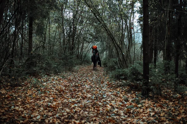 Femme effrayée dans la forêt images libres de droit, photos de Femme ...