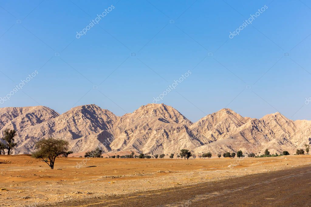 Cordillera rocosa Jebel Al Fayah en el desierto de Sharjah, Emiratos ...