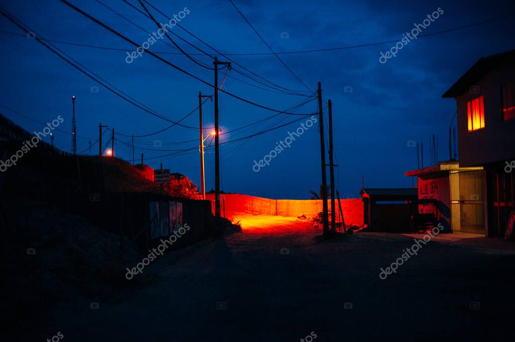 calle con cables iluminados por una linterna en la noche. Foto de alta ...