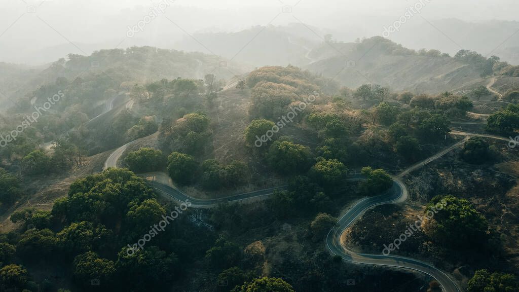 humo de incendios en California. vista aérea de la cima del Monte ...