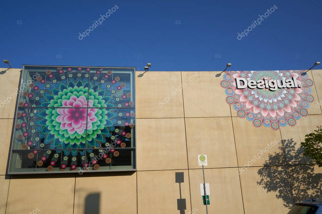 Metzingen, Alemania - Mai 03, 2021: Tienda Desigual. Letras blancas ...