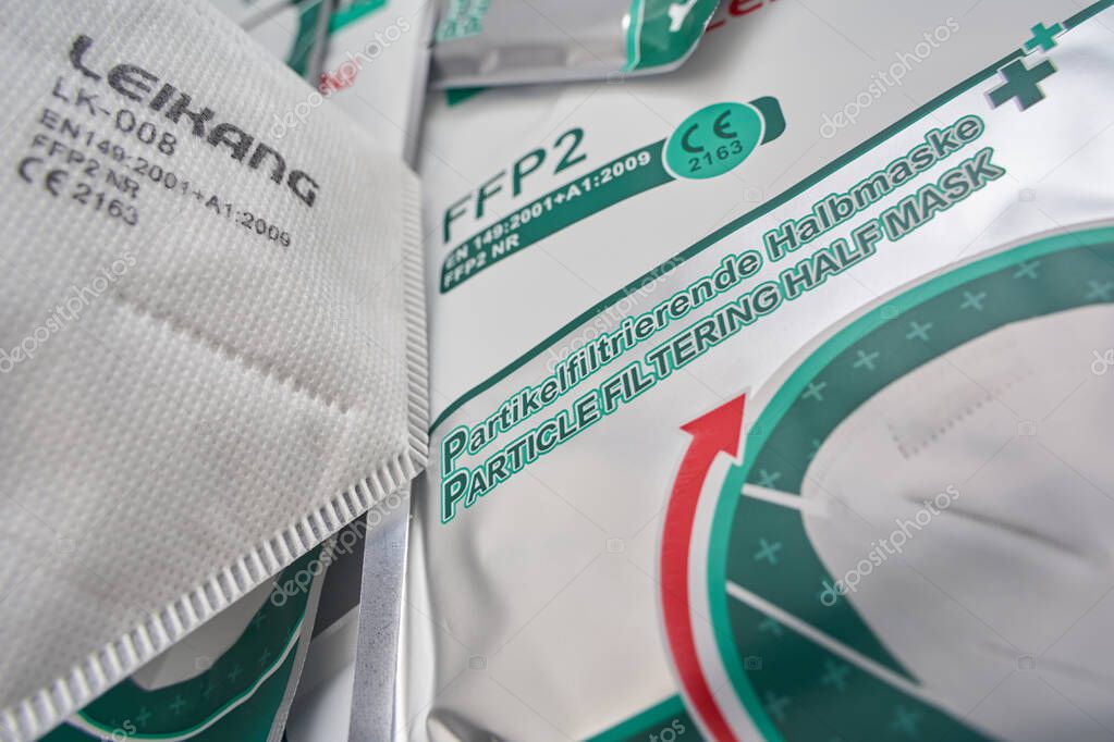 Stuttgart, Alemania - 04 de marzo de 2021: Parte de una máscara facial ffp-2 se encuentra en la ...