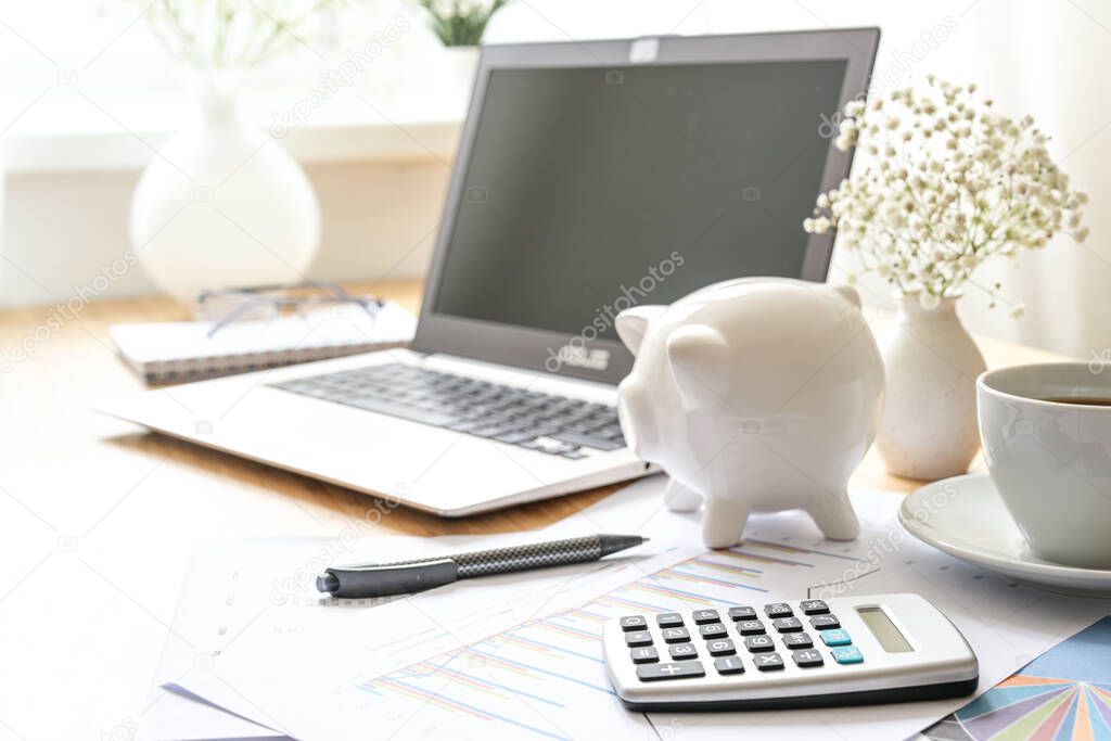 Contabilidad financiera en un escritorio con computadora portátil ...