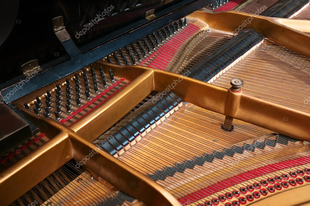 Dentro de un piano de cola, marco de metal, cuerdas y mecánica del ...