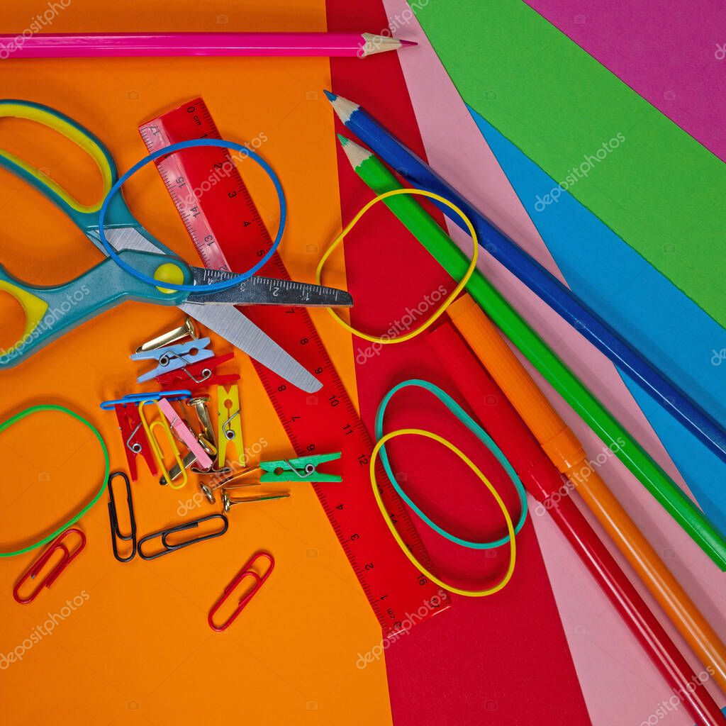 Varios materiales artesanales y papel de colores 2023