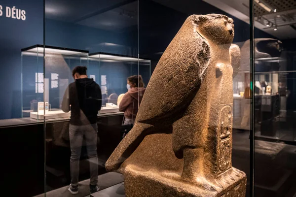 estatua del dios Re-Horakhty, granito, dinastía XIX, reinado de Rameses ...