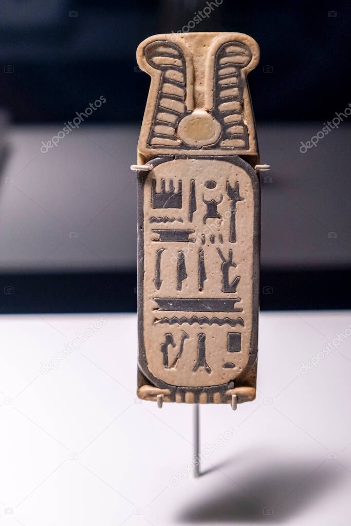 Azulejo con incrustaciones y el nombre del faraón Seti II, Faience, XIX ...