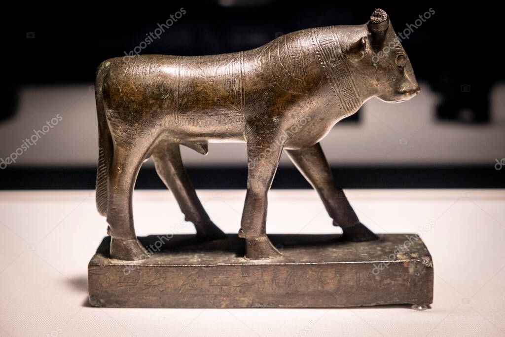 Toro Apis, bronce, período tardío, Egipto, colección del Museo ...