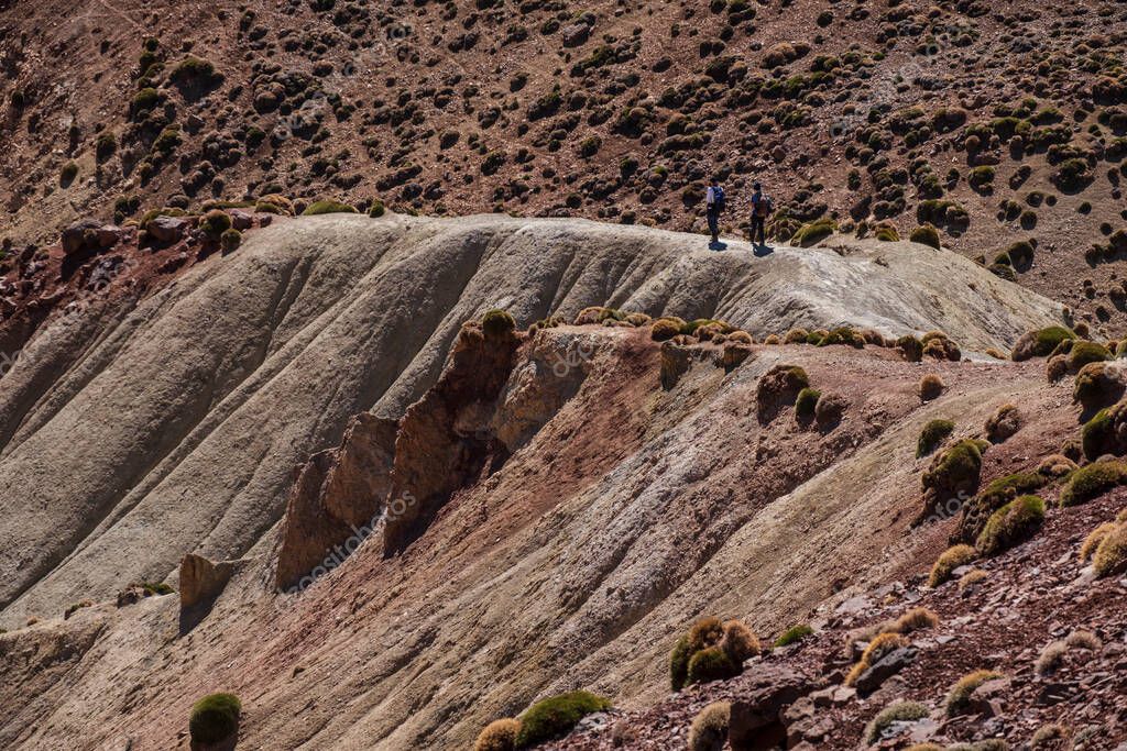Meseta de Tarkeddit descenso hacia la garganta del Arous, MGoun trek ...