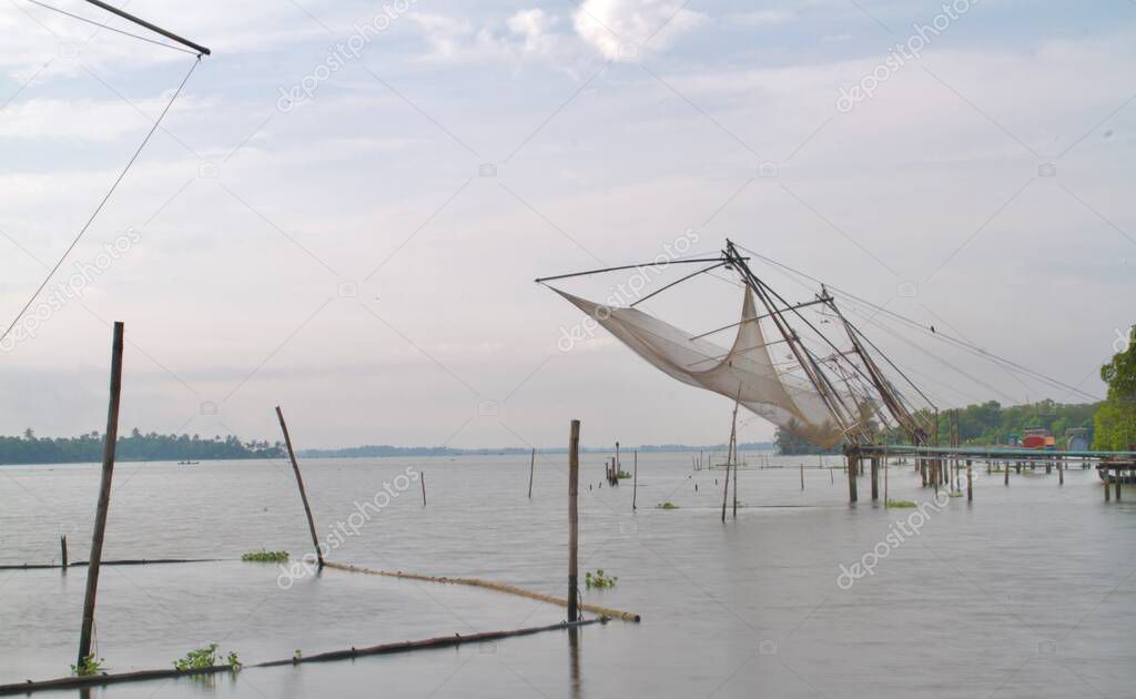 Vista de las redes de pesca en un lago, en la foto desde diferentes ...