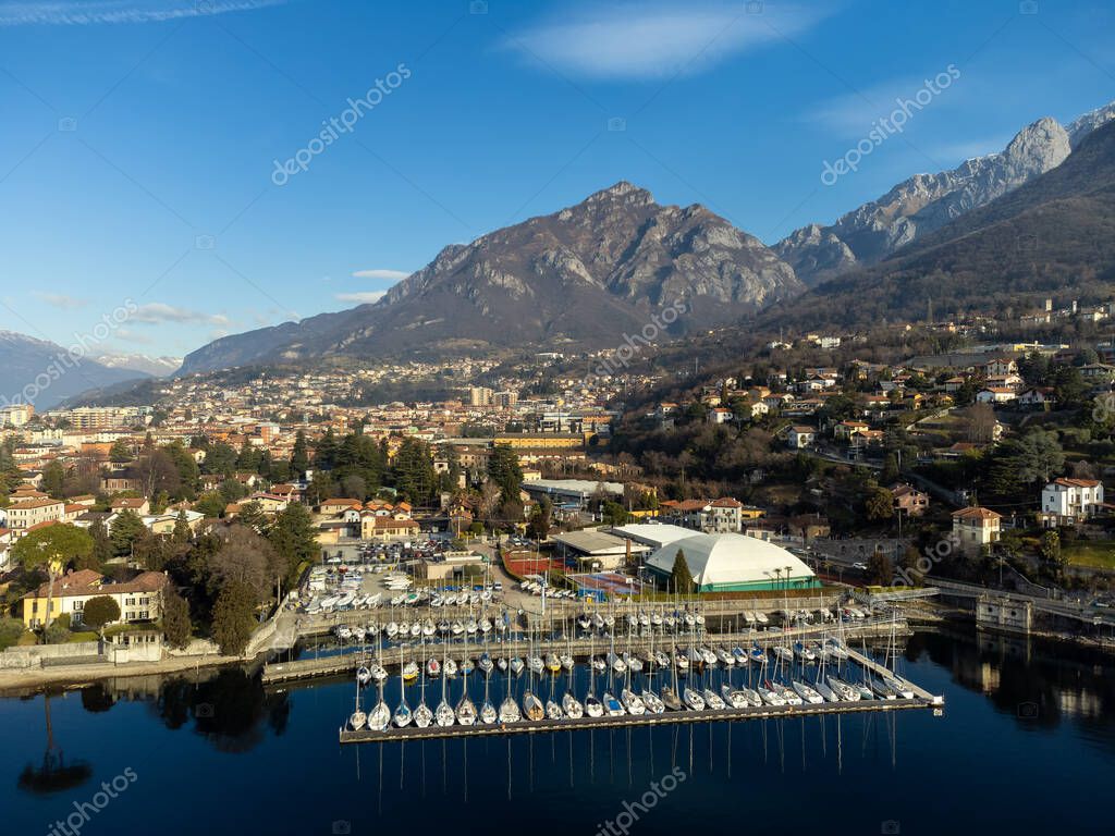 Vista aérea hermoso panorama de la costa del Lago de Como y un muelle ...