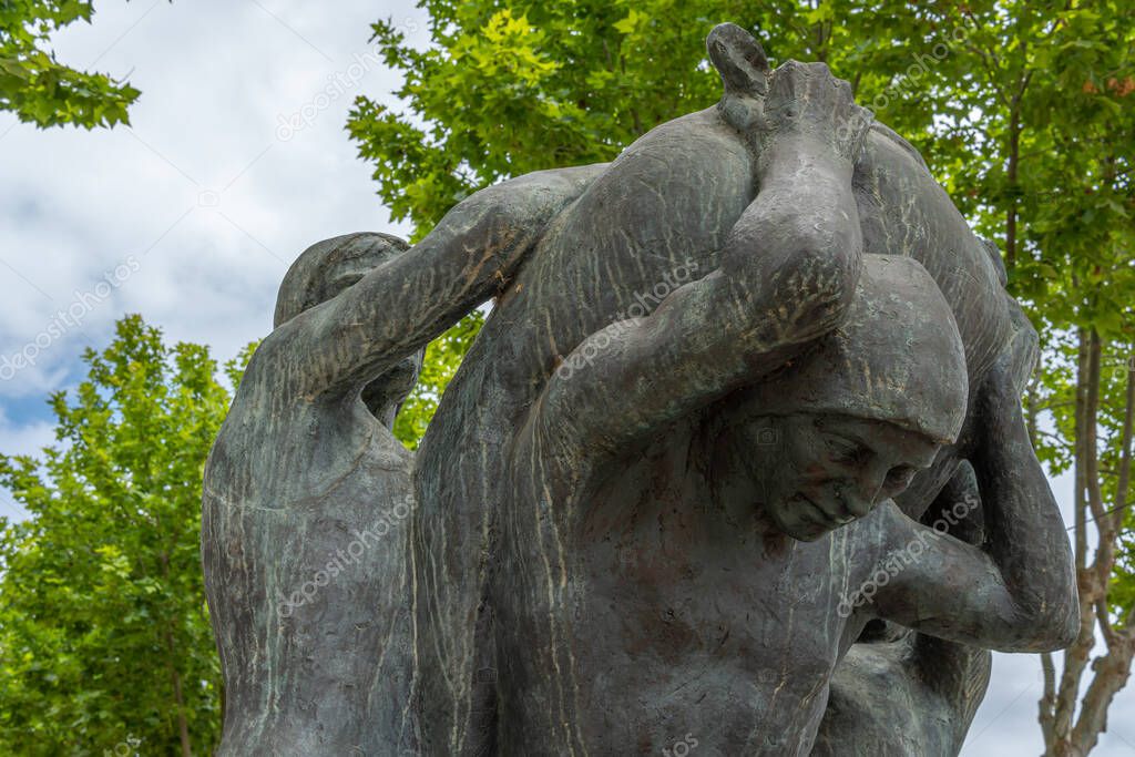 Felanitx, España; 27 de mayo de 2022: Escultura de bronce titulada Feinejant, del escultor Jaume ...