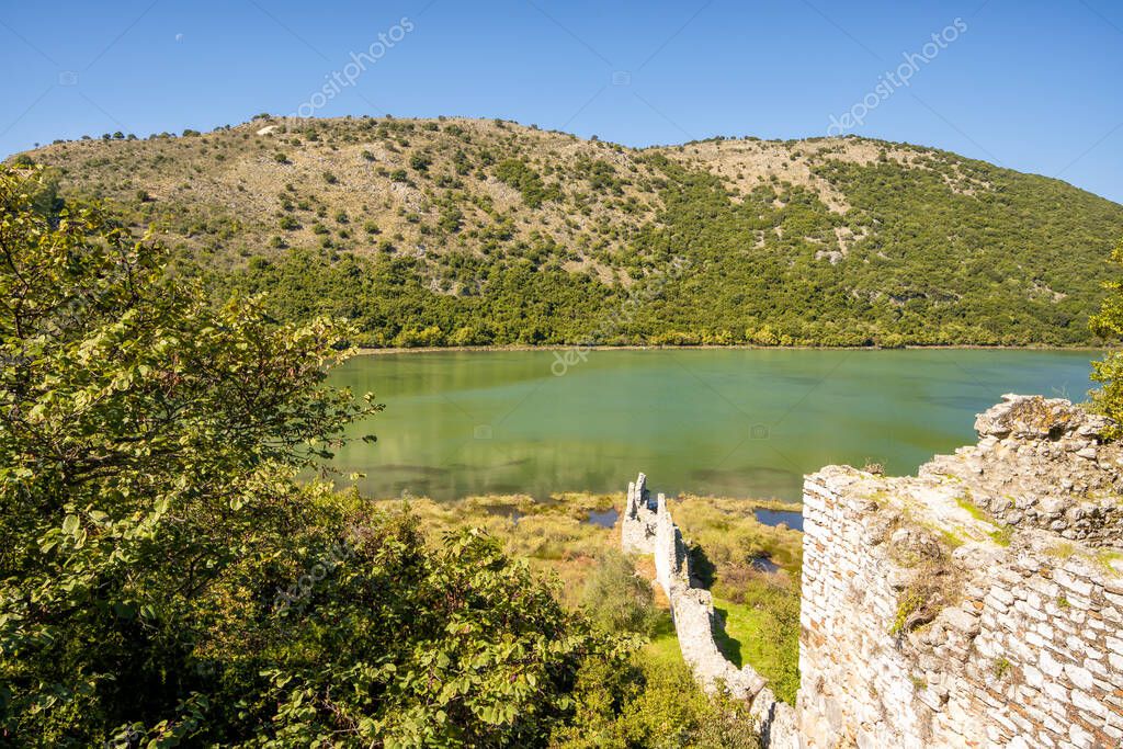 Panorama del Lago Butrint, paisaje salvaje de la zona de Butrint ...