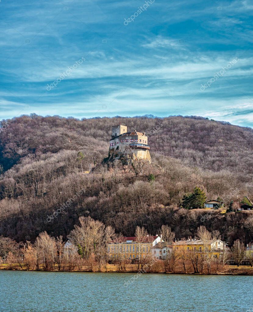 Castillo Greifenstein en una roca sobre el río Danubio en invierno sin ...